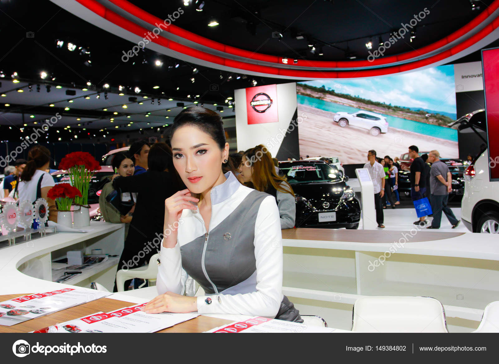 Niet-geïdentificeerde vrouwelijke presentator pose in Thailand mobiele ...