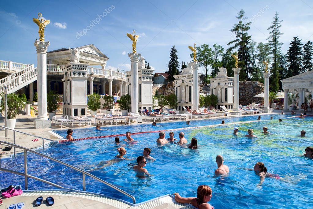 Personas en piscina en el spa Afrodita - Rajecke Teplice, Slov 2022