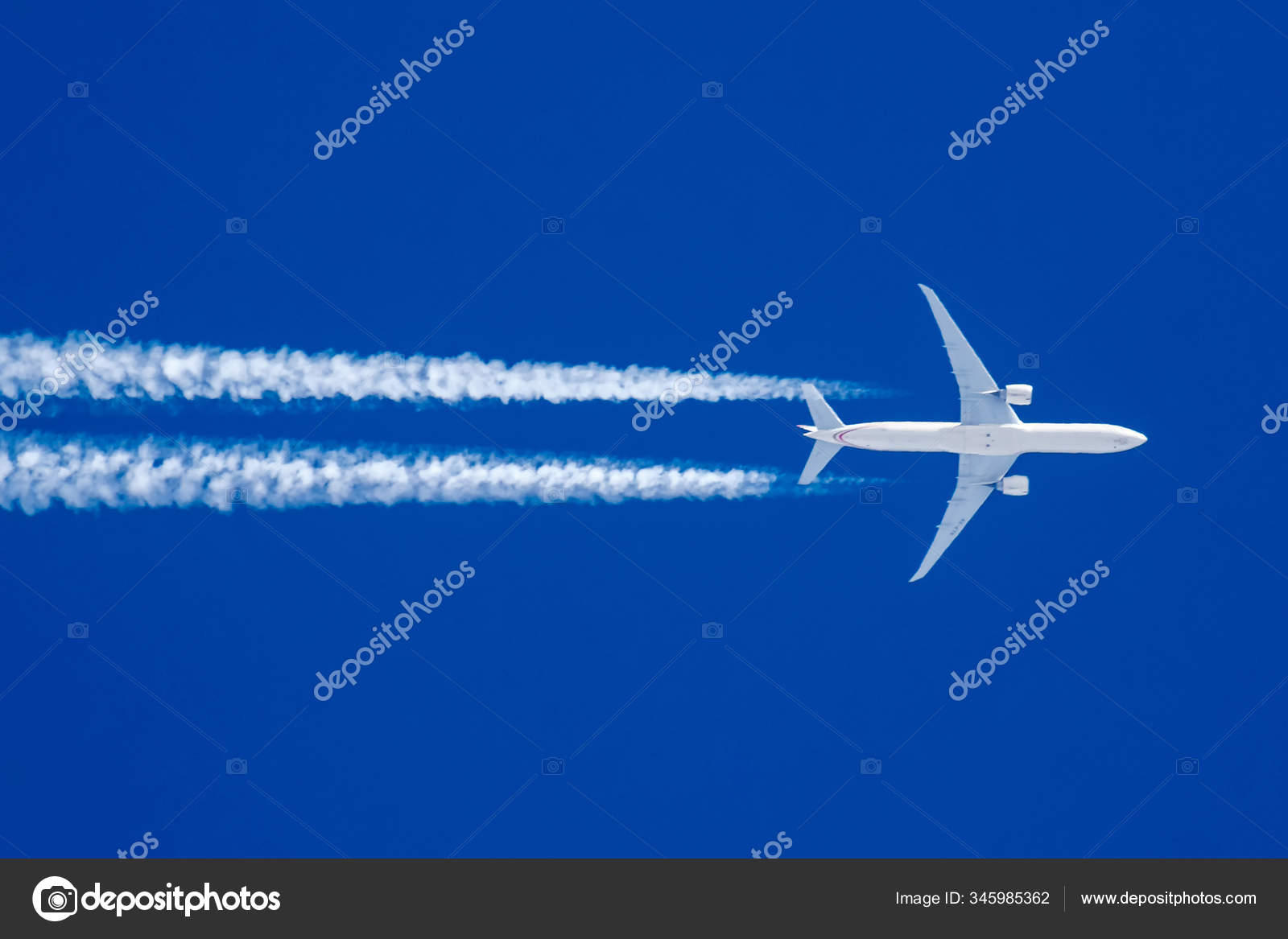 Boeing 777 Vuelo Sobre Cielo Azul Trazas Condensación: fotografía de ...