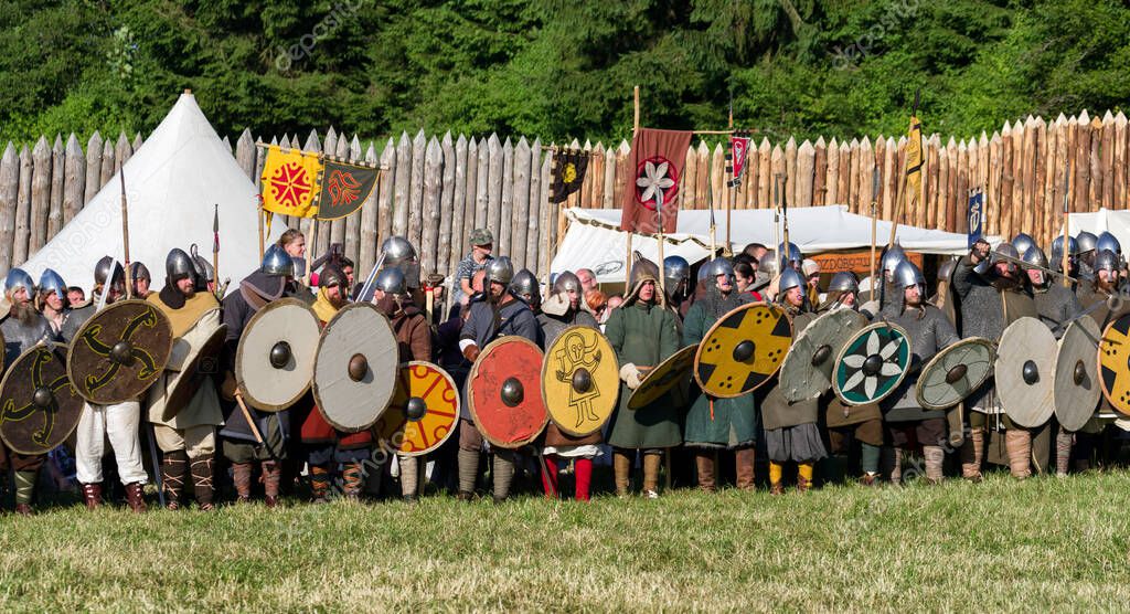 PARTIZANSKA LUPCA, ESLOVAQUIA - 29 DE JUN: Guerrero y ejército medieval ...