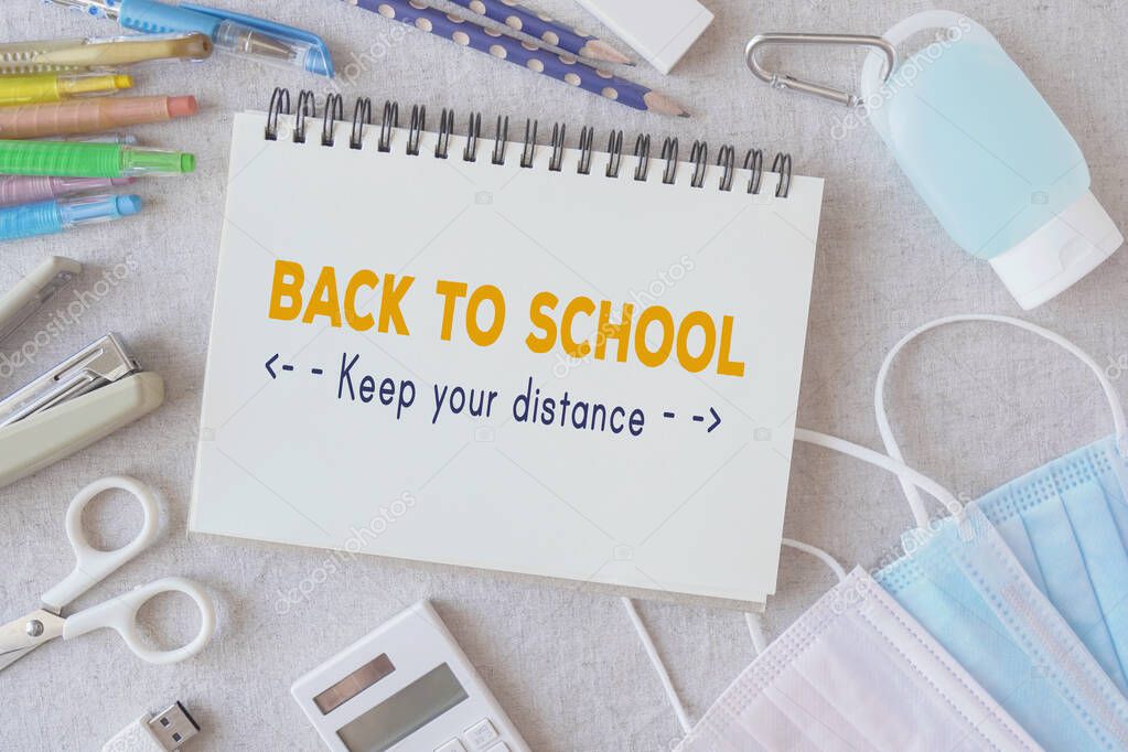 Artículos de papelería escolar, máscaras médicas y desinfectante de gel ...