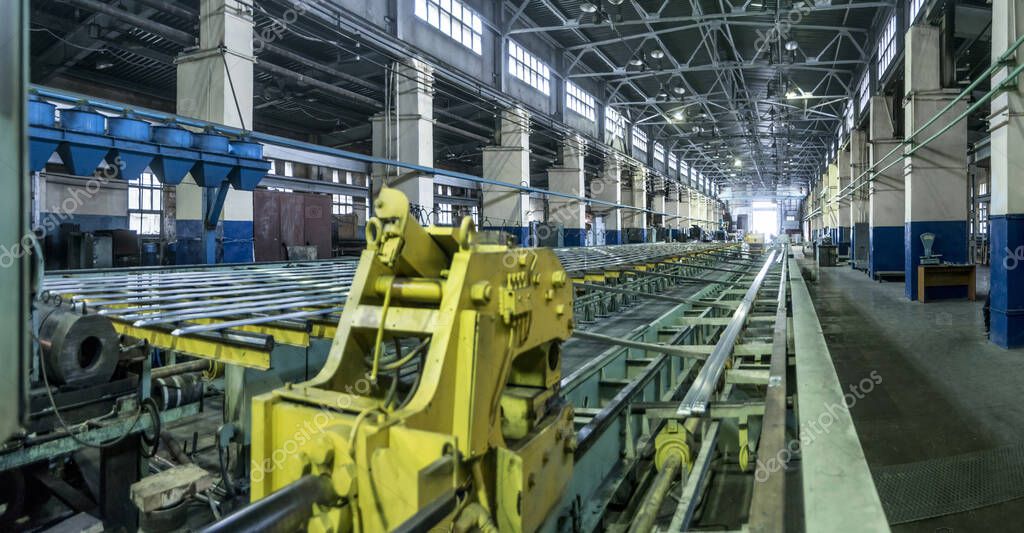 Paisaje industrial en la planta, un enorme taller con m quinas, laminaci n y estiramiento de ...
