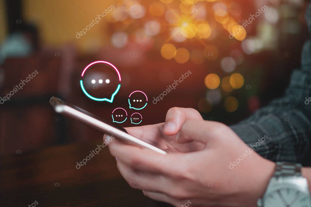 Las mujeres mano utilizando la escritura de teléfonos inteligentes ...