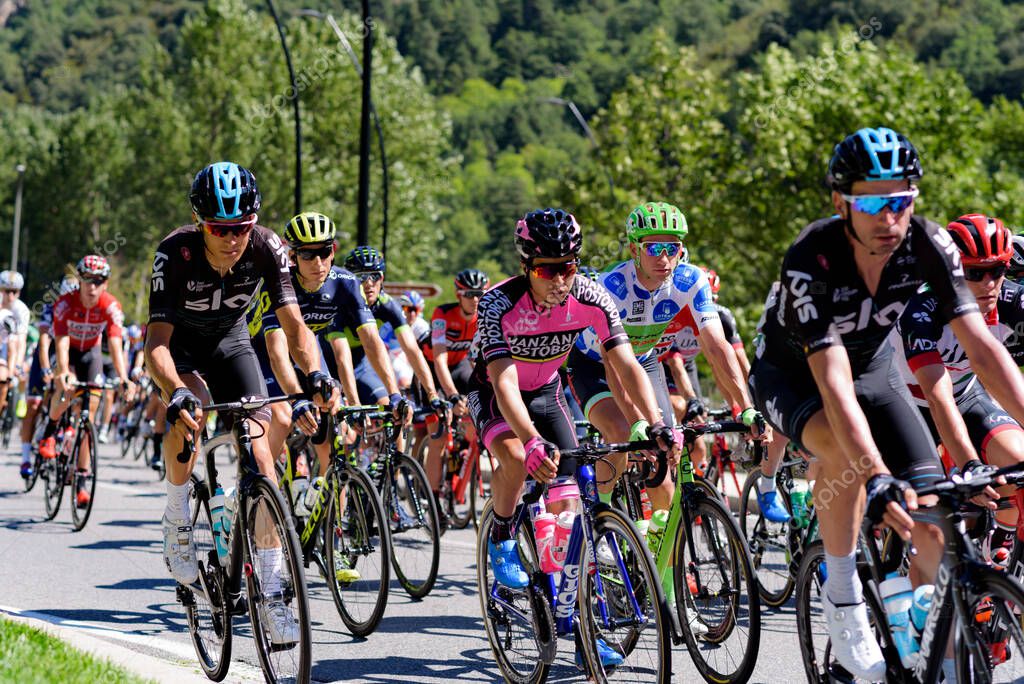 Canillo, Andorra - 22 de agosto de 2017: Ciclistas en la etapa 10 de La Vuelta 2017 en Canillo ...