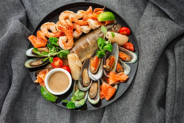 Los mariscos mixtos asados contienen mejillones, gambas, salmón ...