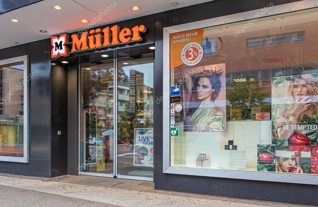 Entrada a la tienda Muller en Wallisellen, Suiza 2025