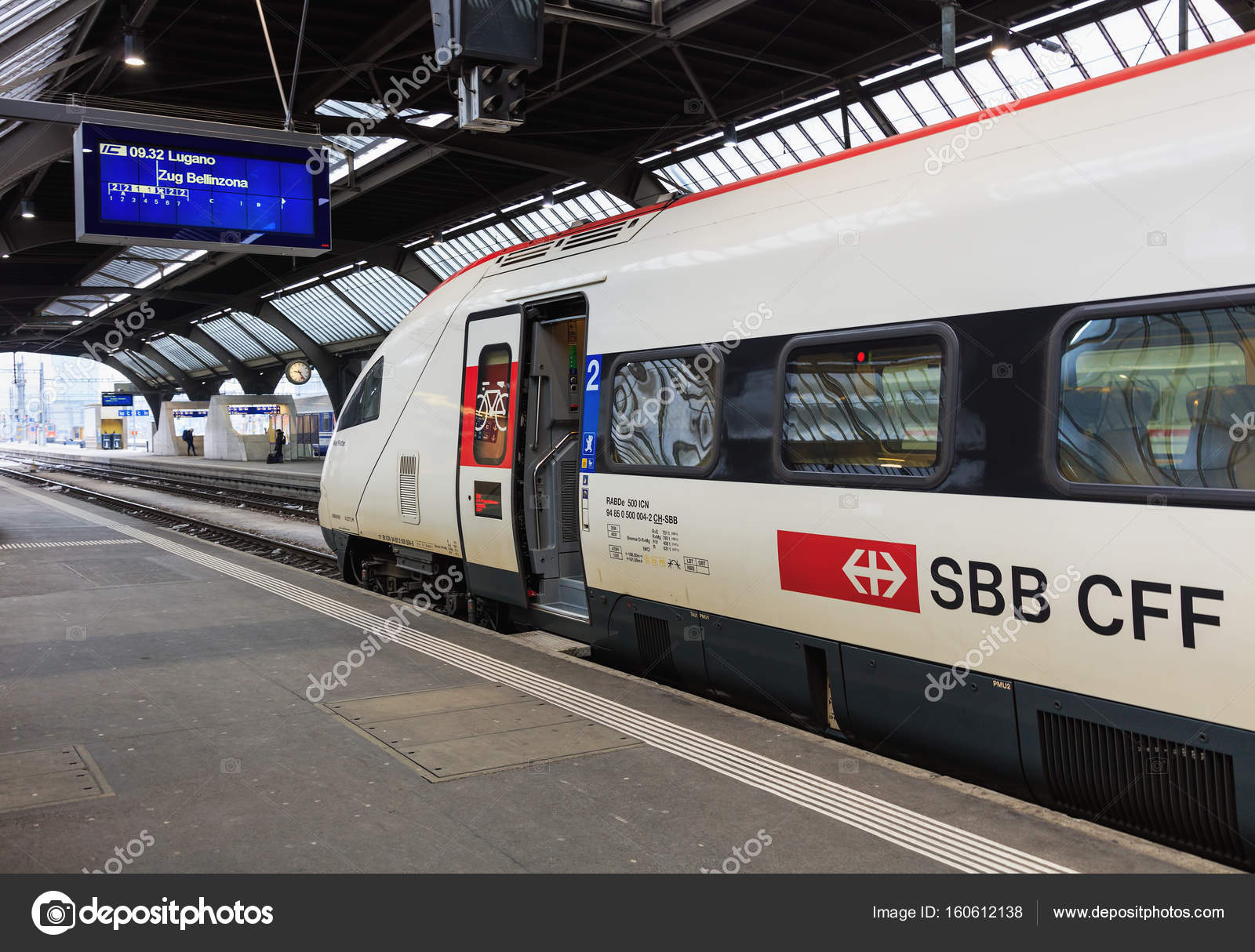 Passenger train at a platform of the Zurich main station – Stock ...