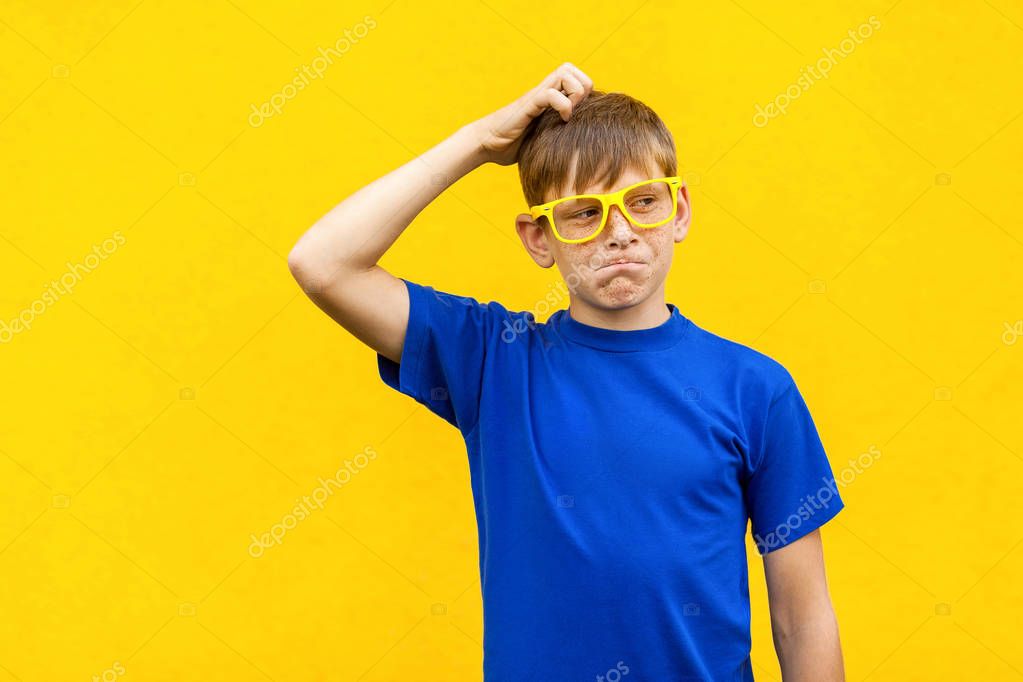 Elegir el concepto. Reflexionando niño pecoso mirando hacia arriba y ...