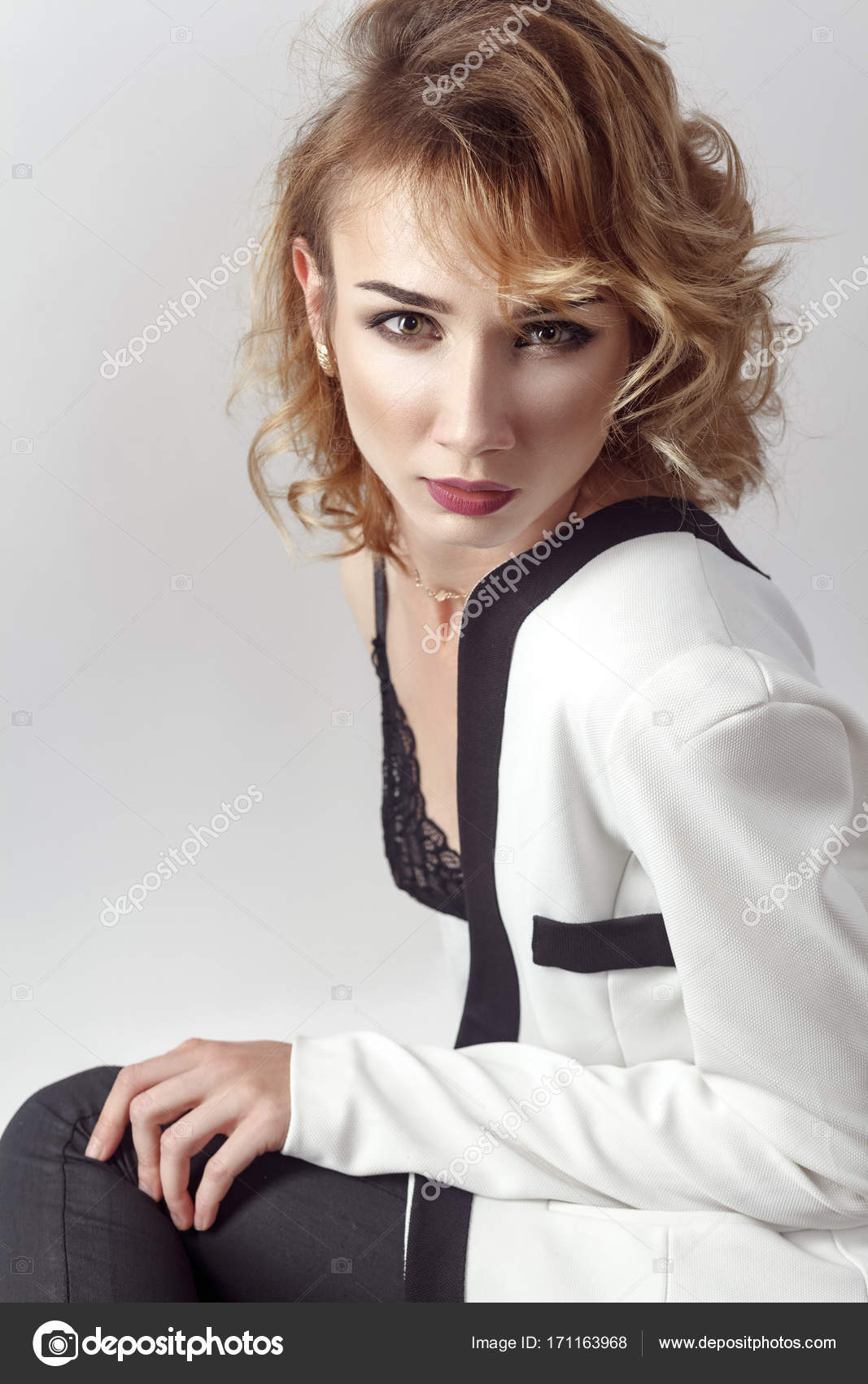 Retrato De Modelo Sexy Joven Caliente Posando En Sujetador Y