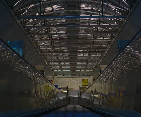 Túnel de travelator Stock Photos, Royalty Free Túnel de travelator ...