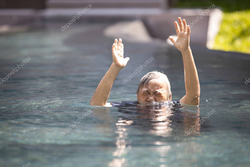 Asiático personas mayores que luchan bajo el agua, la mano asomándose ...