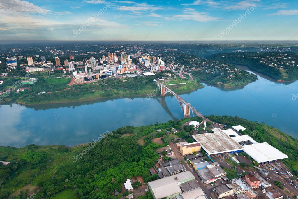 Vista aérea de la ciudad paraguaya de Ciudad del Este y Puente de la ...