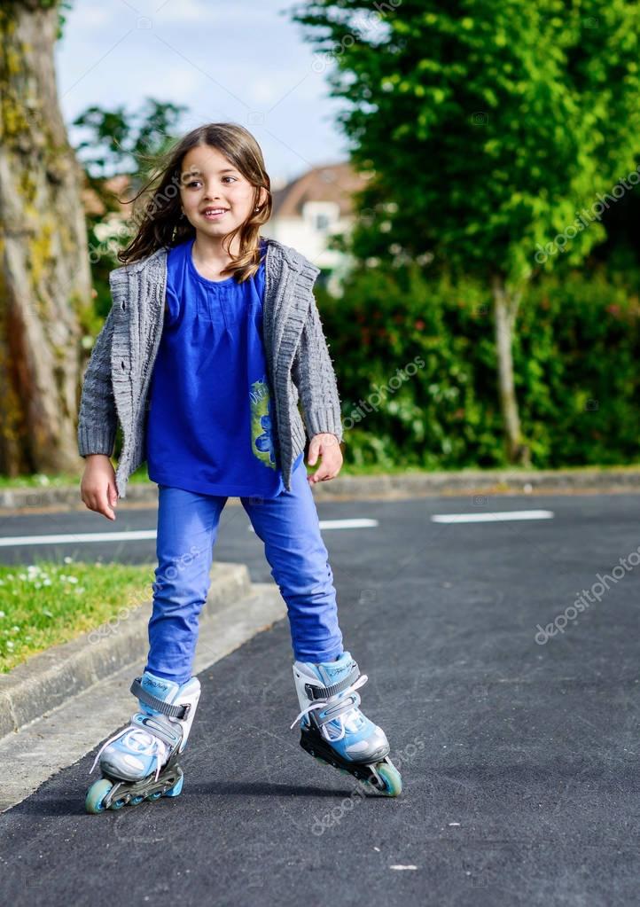 Petite fille faisant roller dans la rue — Photo de stock par ©Pixinooo ...