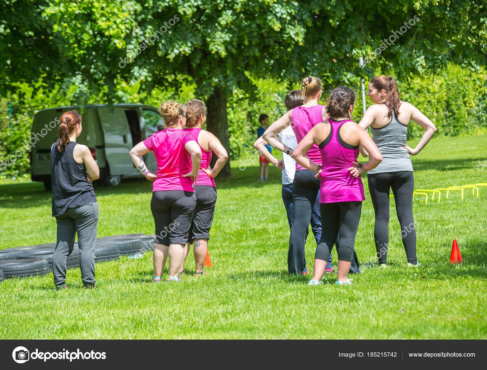 Women doing crossfit exercise outdoors – Stock Editorial Photo ...