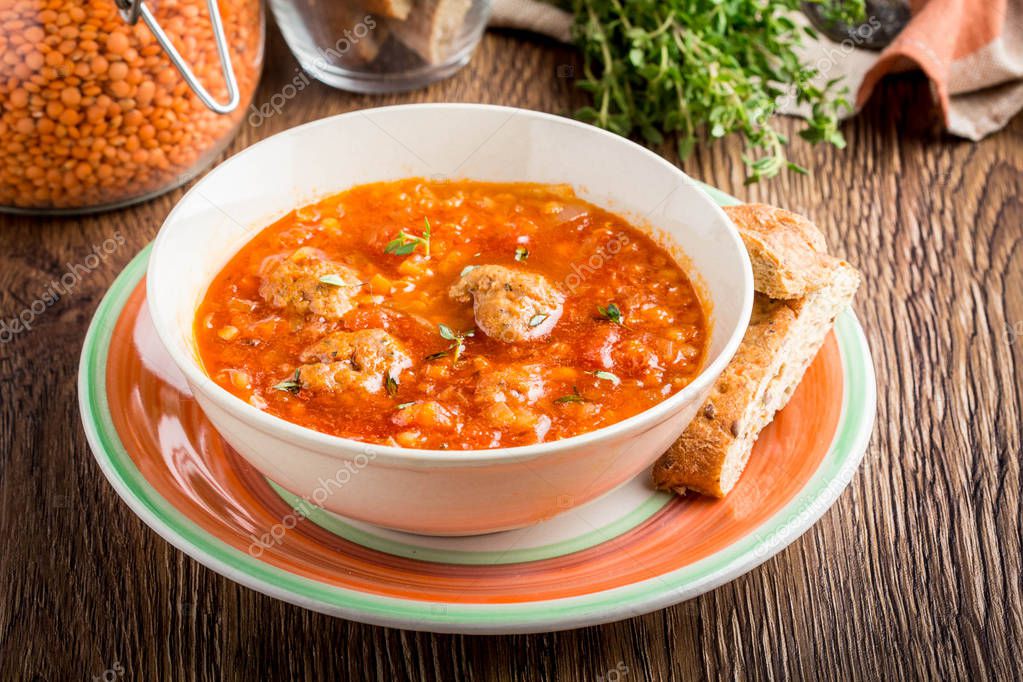 Sopa de tomate rica aromática caliente con albóndigas, verduras, le ...