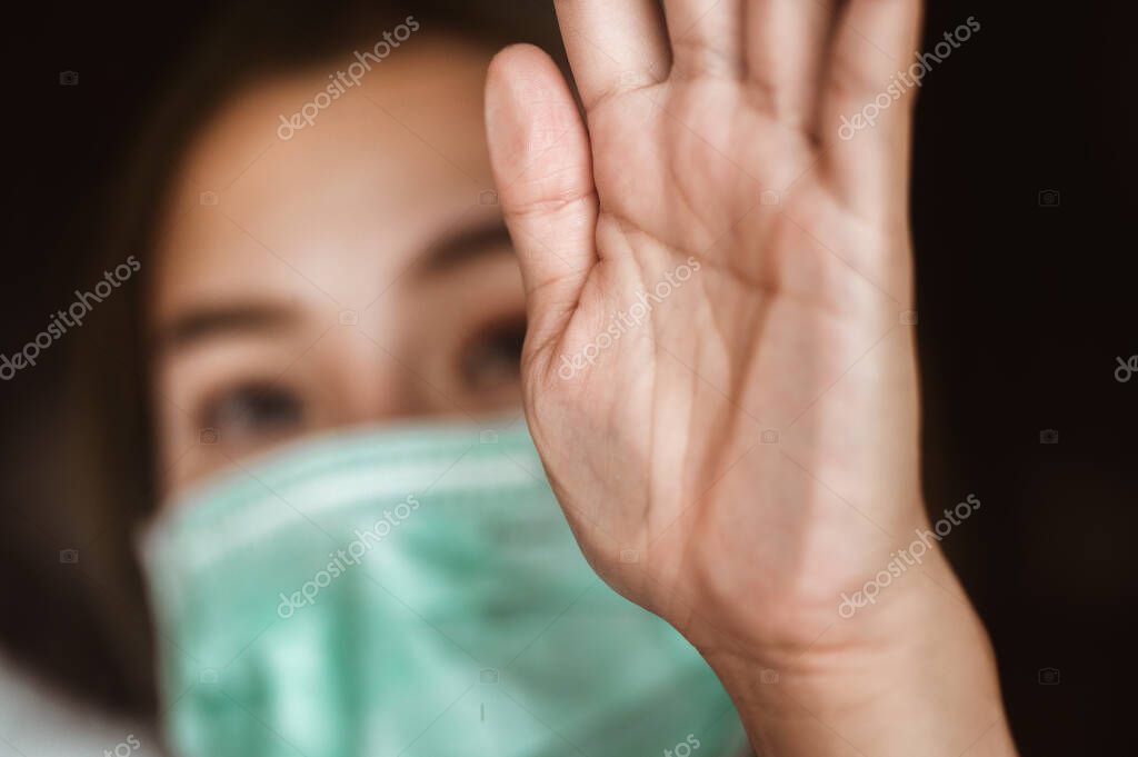 La mujer que usa protección antifaz en la ventana espera a que la ...