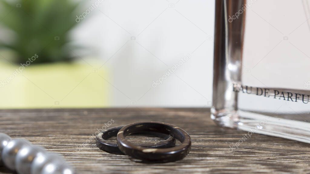 Anillos de boda artesanales hechos a mano de coco, en mesa de madera ...