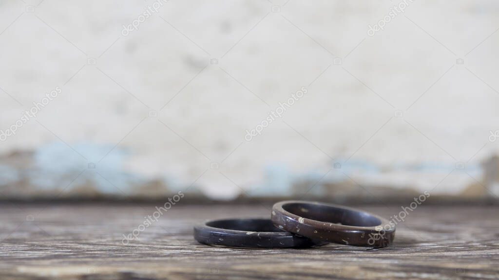 Hermosos anillos de coco hechos a mano simbolizan el amor y el concepto ...