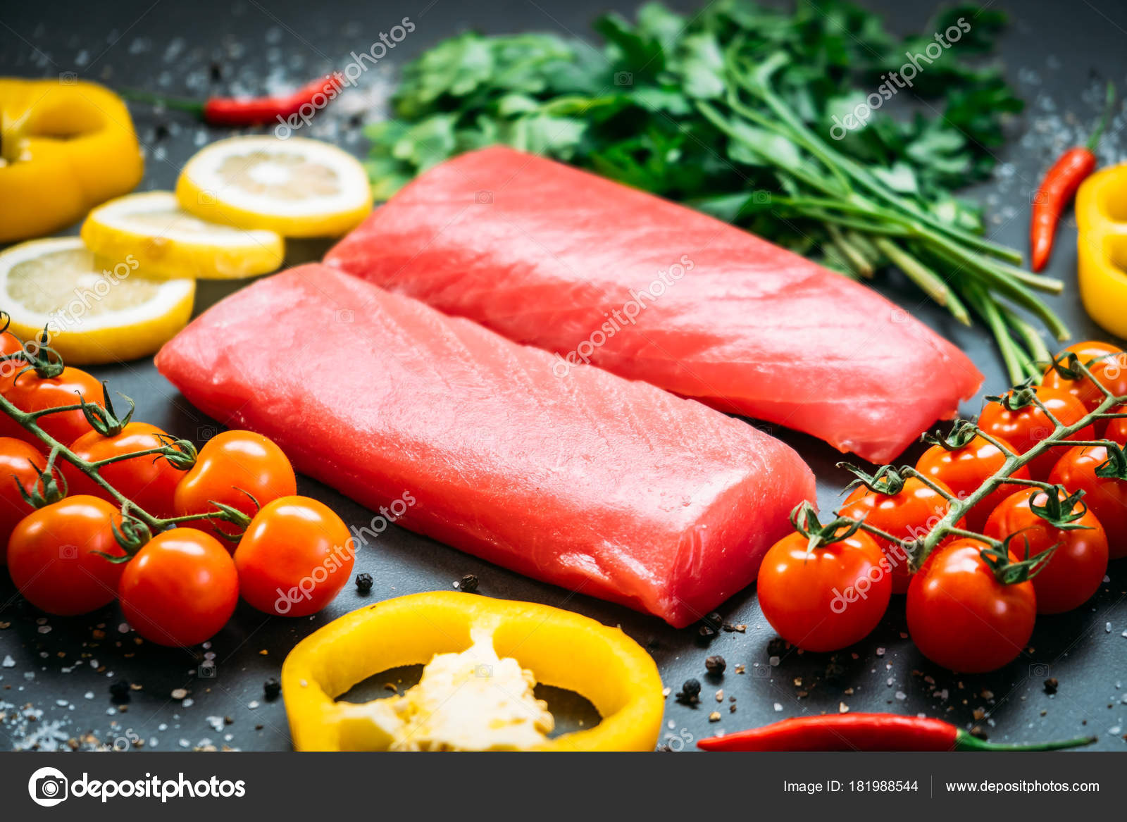 Carne Filete Atún Crudo Tabla Cortar Madera Con Vegetales Ingredientes ...