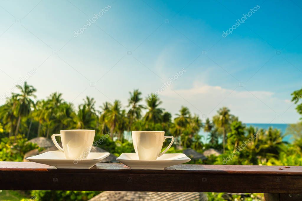 Copa de café blanco con hermosa isla paradisíaca mar y playa ...