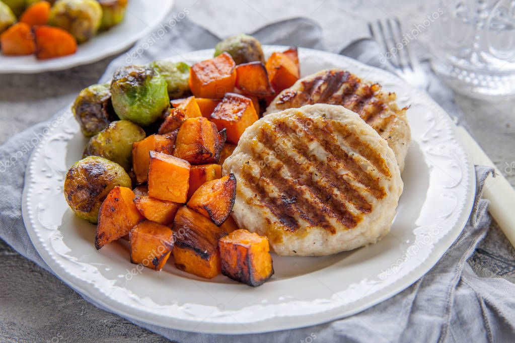 Chuletas de pollo a la parrilla, batata asada y brote de Bruselas 2024