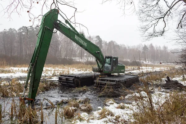 Floating excavator Stock Photos, Royalty Free Floating excavator Images ...