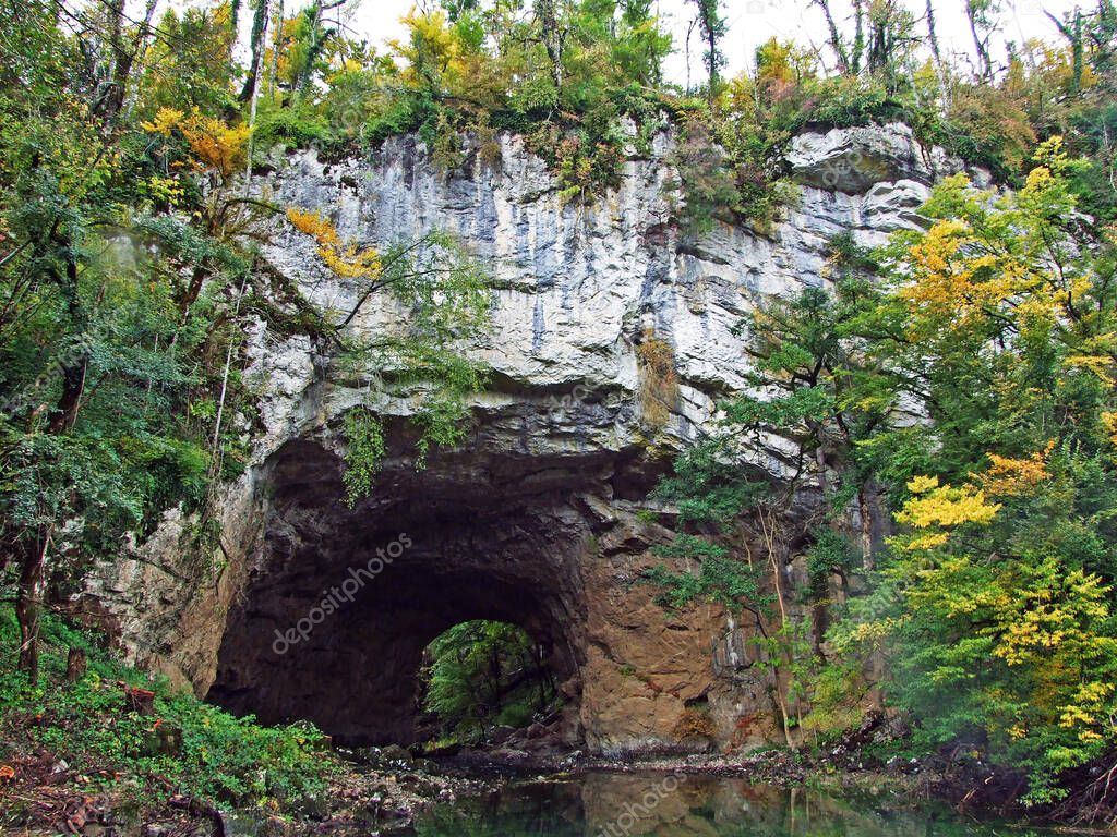 El gran puente natural en el valle de Rakov Skocjan (Rakek o Notranjski ...