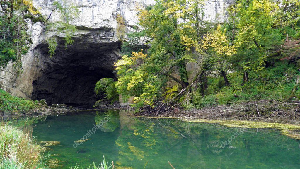 El gran puente natural en el valle de Rakov Skocjan (Rakek o Notranjski ...