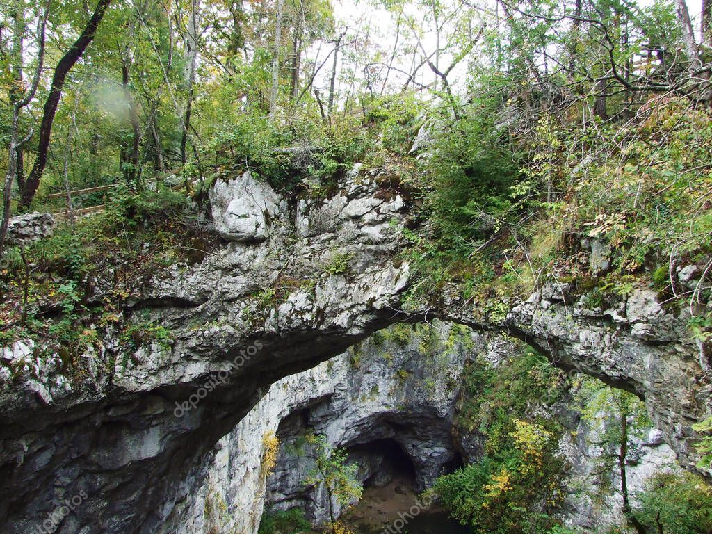 El pequeño puente natural en el valle de Rakov Skocjan (Rakek o ...