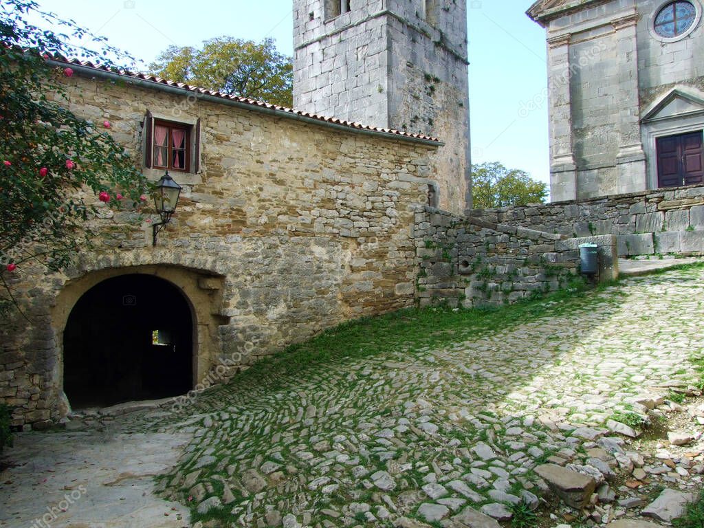 Motivos hist ricos y etnol gicos de Hum - la ciudad m s peque a del ...