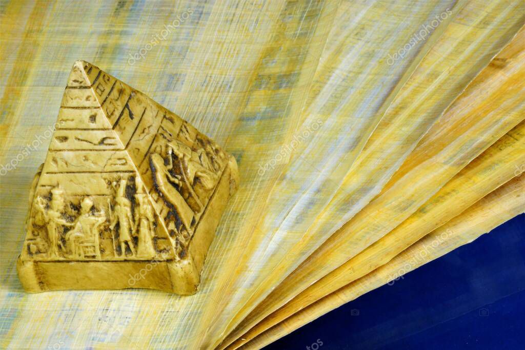 Papiro antiguo lienzo egipcio, material de escritura y pirámide. Papiro ...