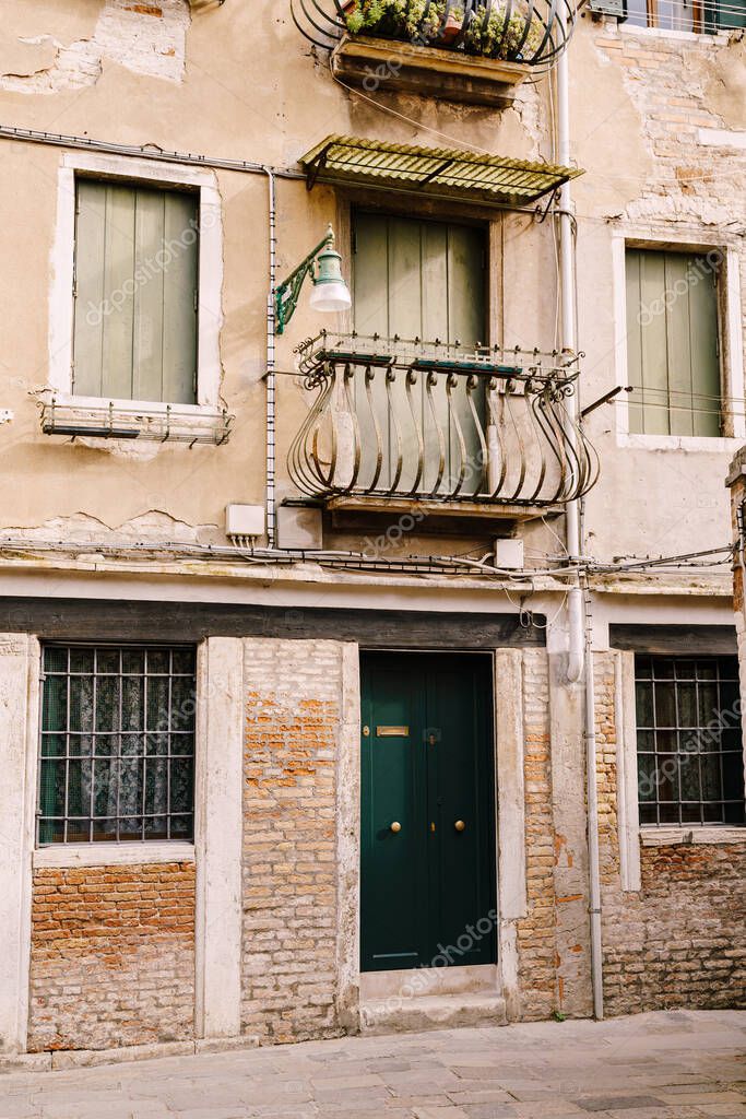 Acercamientos de fachadas de edificios en Venecia, Italia. Puerta de ...