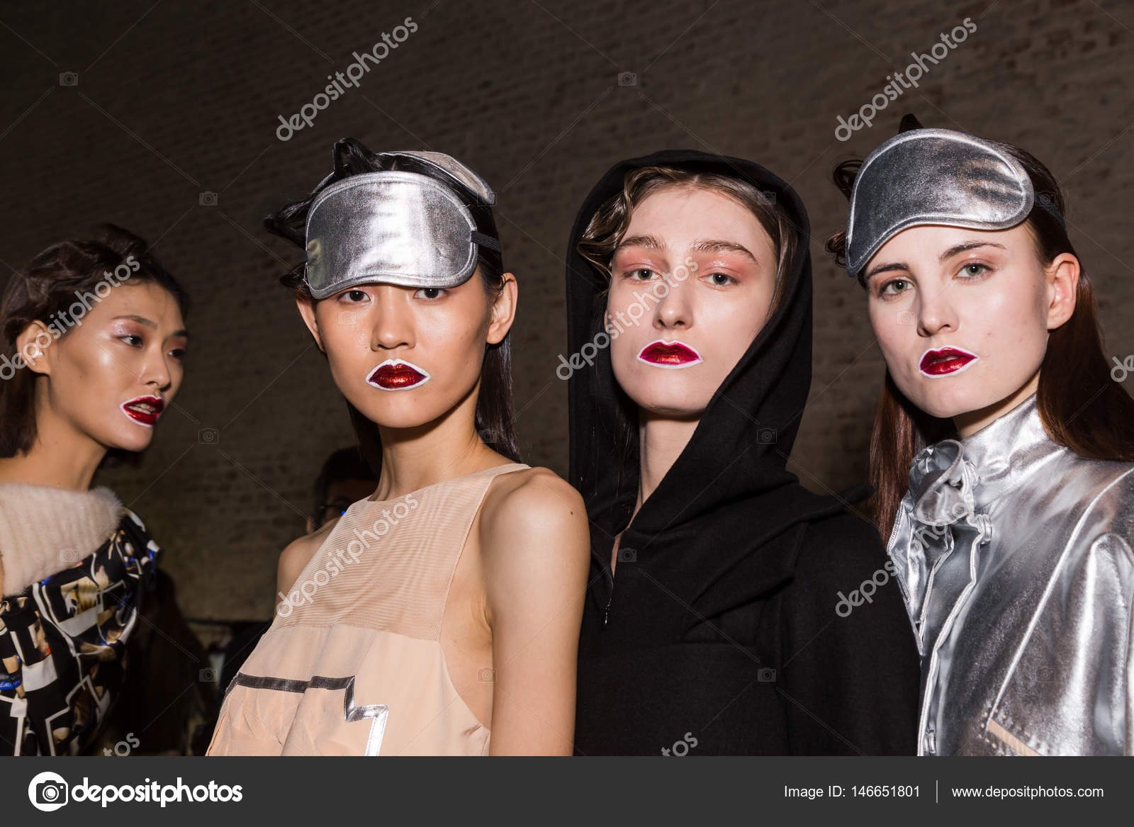 Hermosas modelos en el backstage — Foto editorial de stock © tinx ...