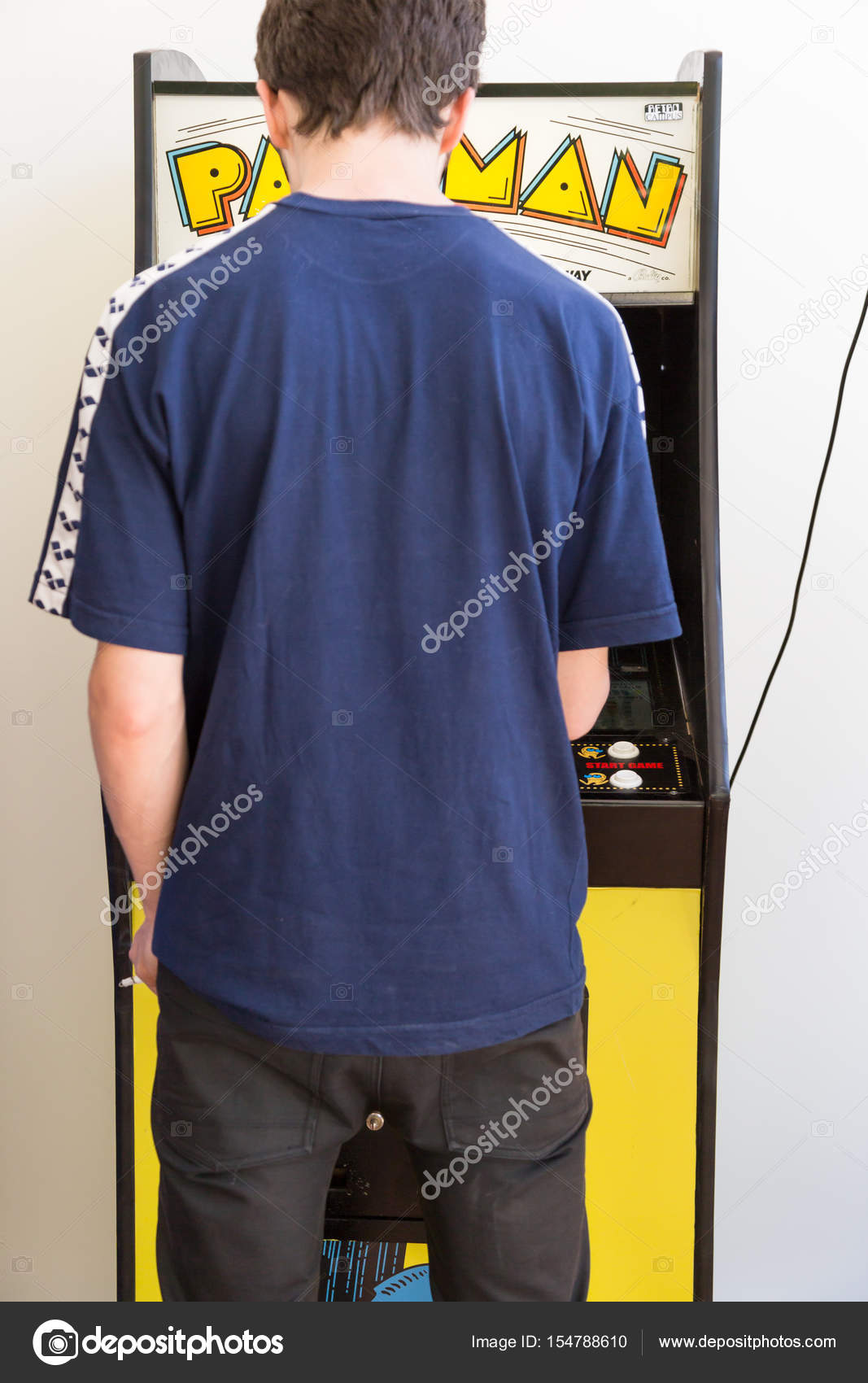 Guy playing retro video game – Stock Editorial Photo © tinx #154788610