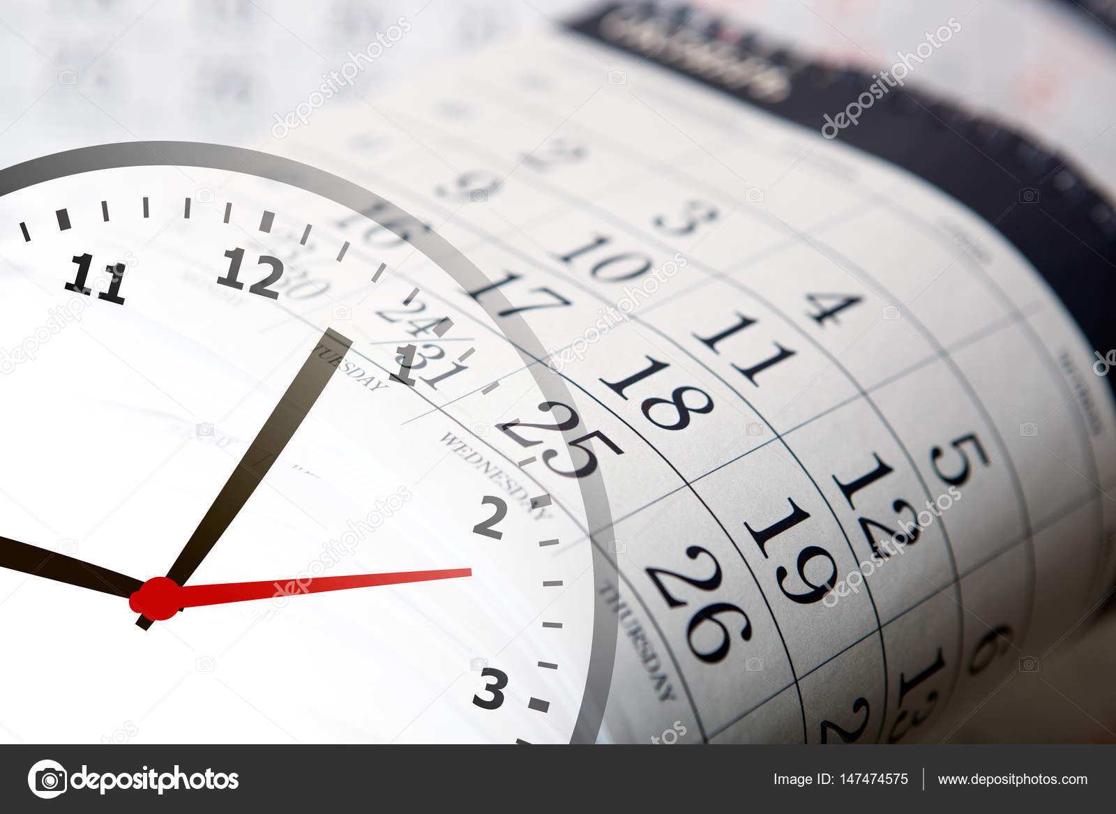 Calendario de pared con el número de días y el reloj: fotografía de ...