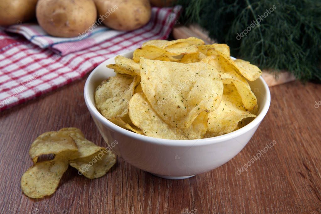 Bodegón de un tazón de vidrio con papas fritas 2023