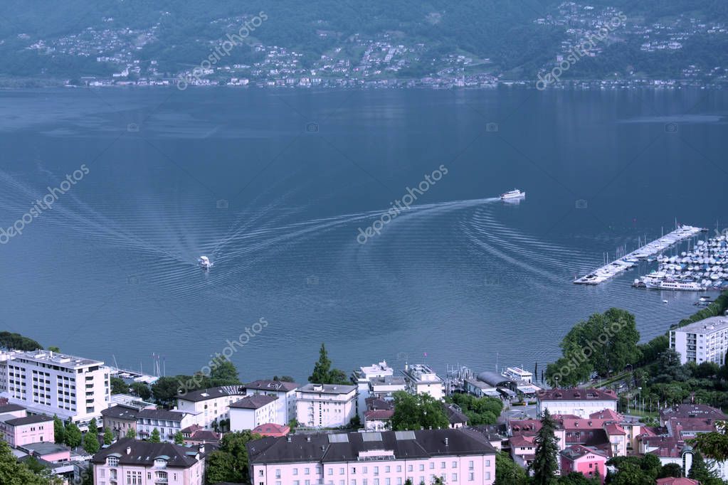 Lago Maggiore en Ticino, Suiza. Vista desde la iglesia de Madonna del ...