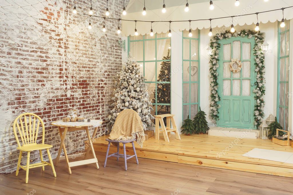 Porche de casa con decoraciones navide as. Guirnalda de calle retro con bombillas sobre la ...