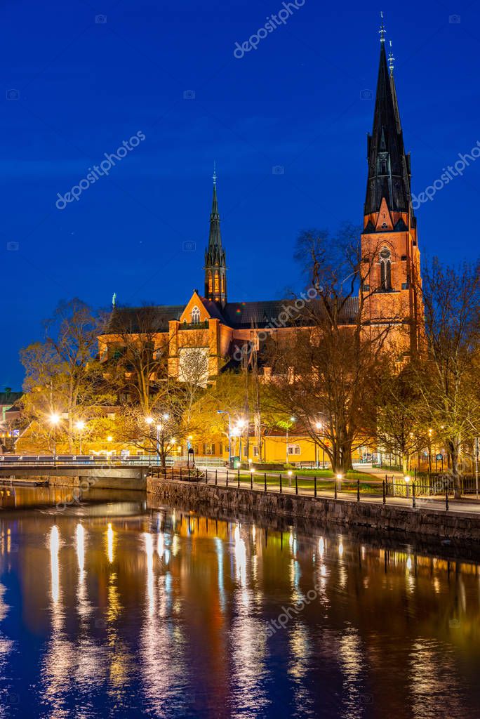 Vista del atardecer de la catedral de Uppsala reflejando en el río ...