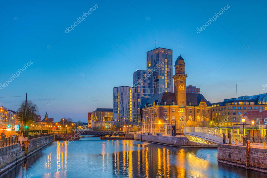Vista al atardecer del horizonte de Malmo dominado por el mundo ...