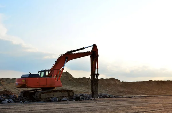 Crawler excavator with hydraulic hammer for the destruction of concrete ...