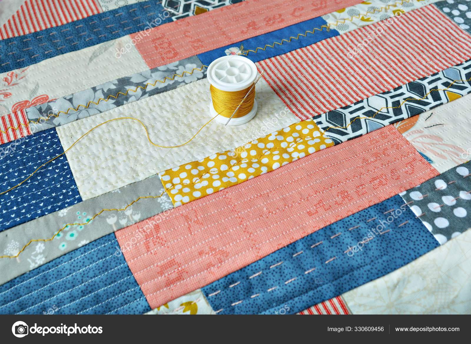 Quilting Process Mustard Thread Spool Needle Table — Stock Photo ...