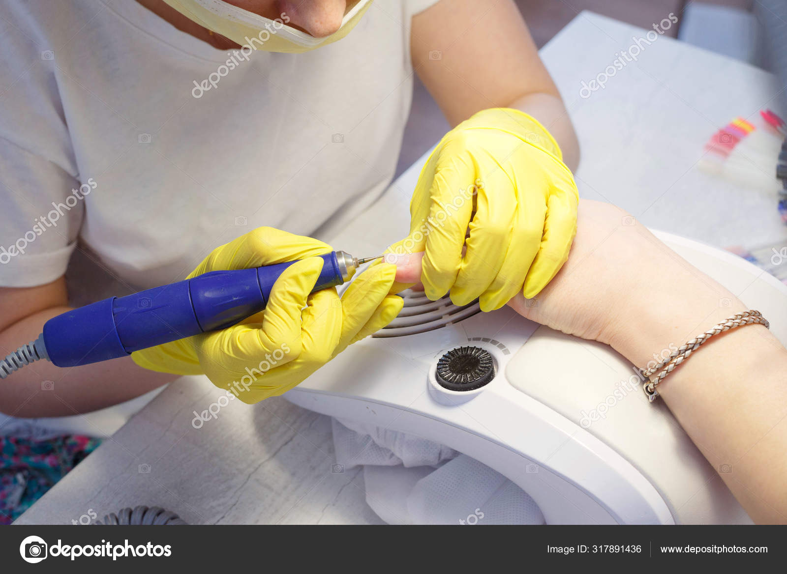 Alignment of nails and treatment of nails with an electric machi ...