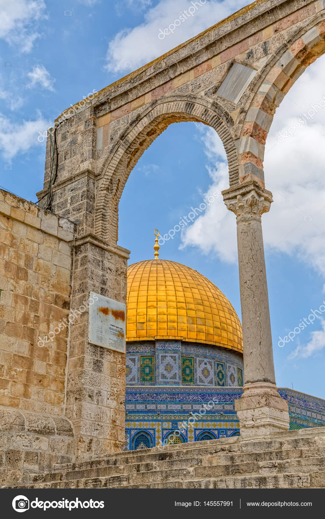 Dôme du Mont du Temple du Rocher image libre de droit par dbajurin ...