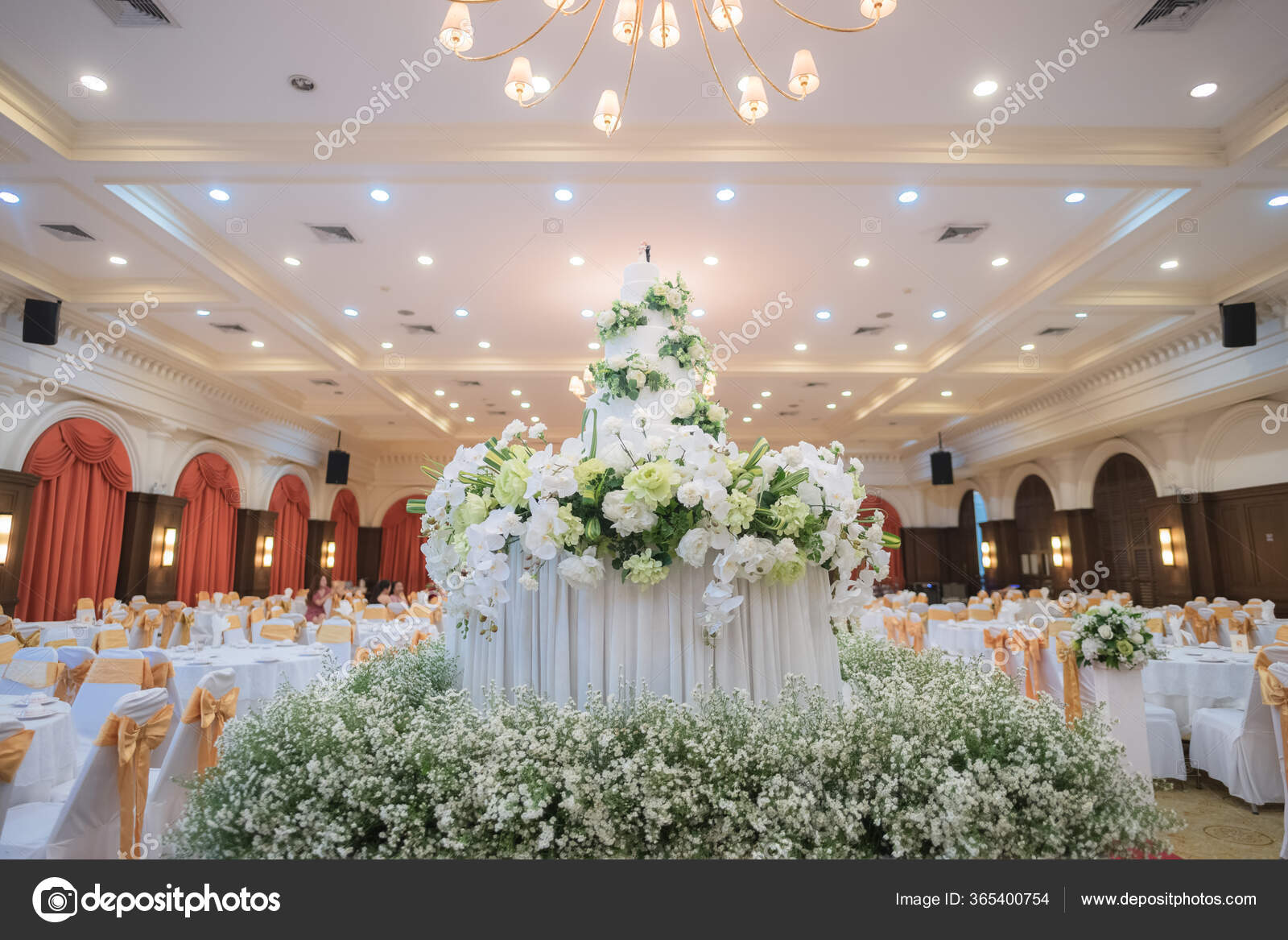 Beautiful Cake Wedding Ceremon — Stock Photo © p_jirawat #365400754