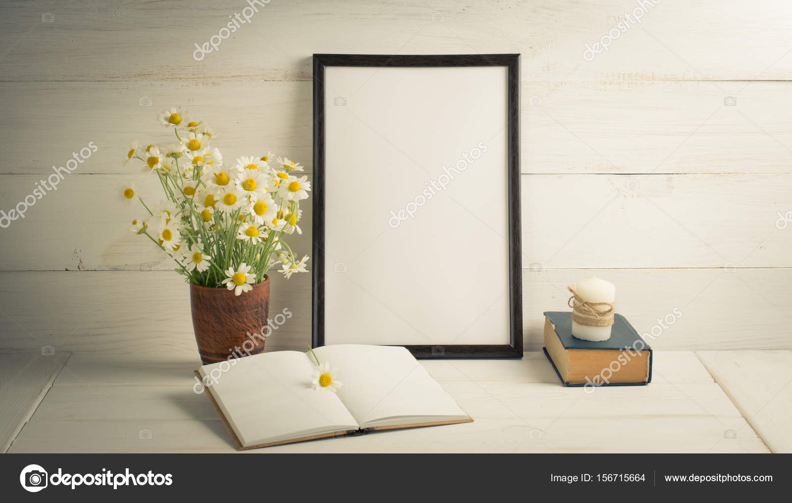 Daisy bouquet with open notebook and motivational frame — Stock Photo ...