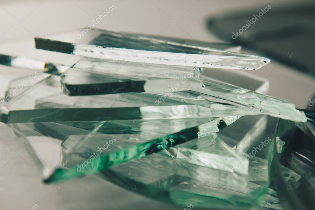 Fondo de vidrio roto para sus imágenes aisladas en blanco. Muchos ...