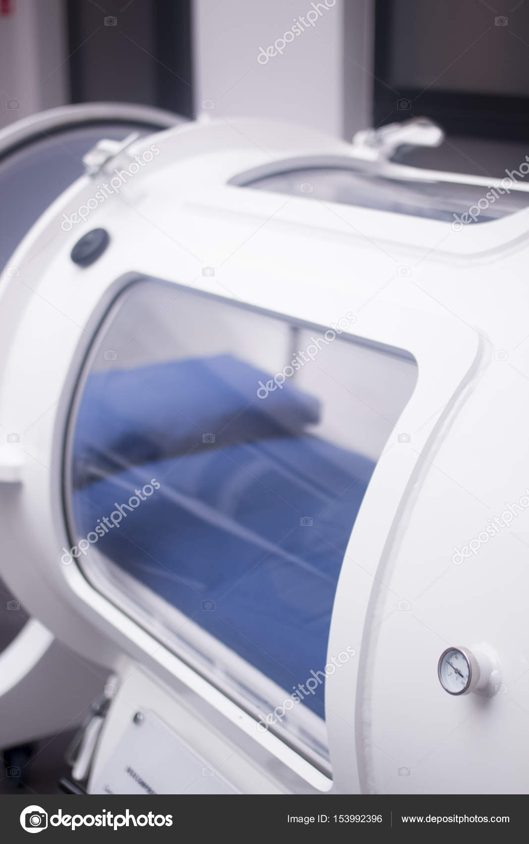 Hyperbaric oxygen tank chamber Stock Photo by ©edwardolive 153992396