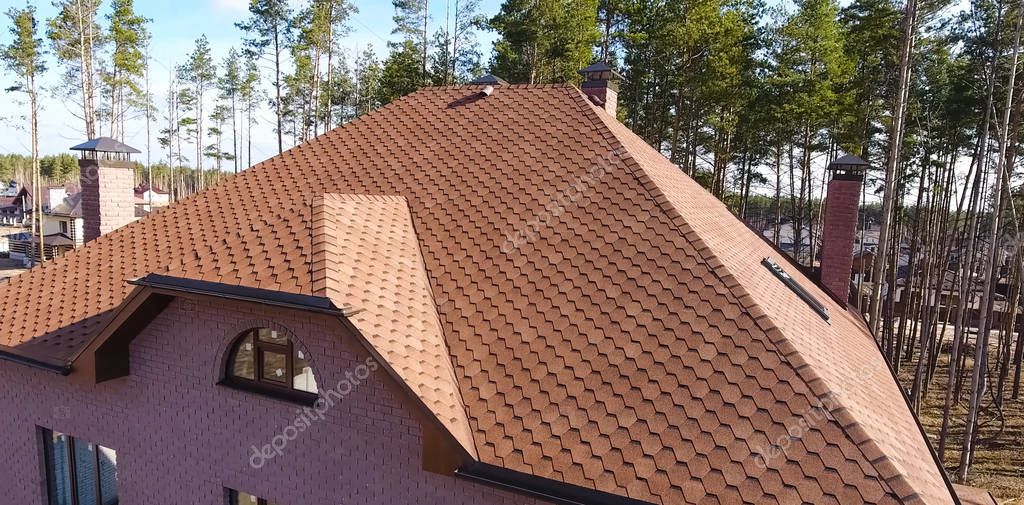 Baldosas bituminosas para un techo. Casa con un techo de una baldosa ...