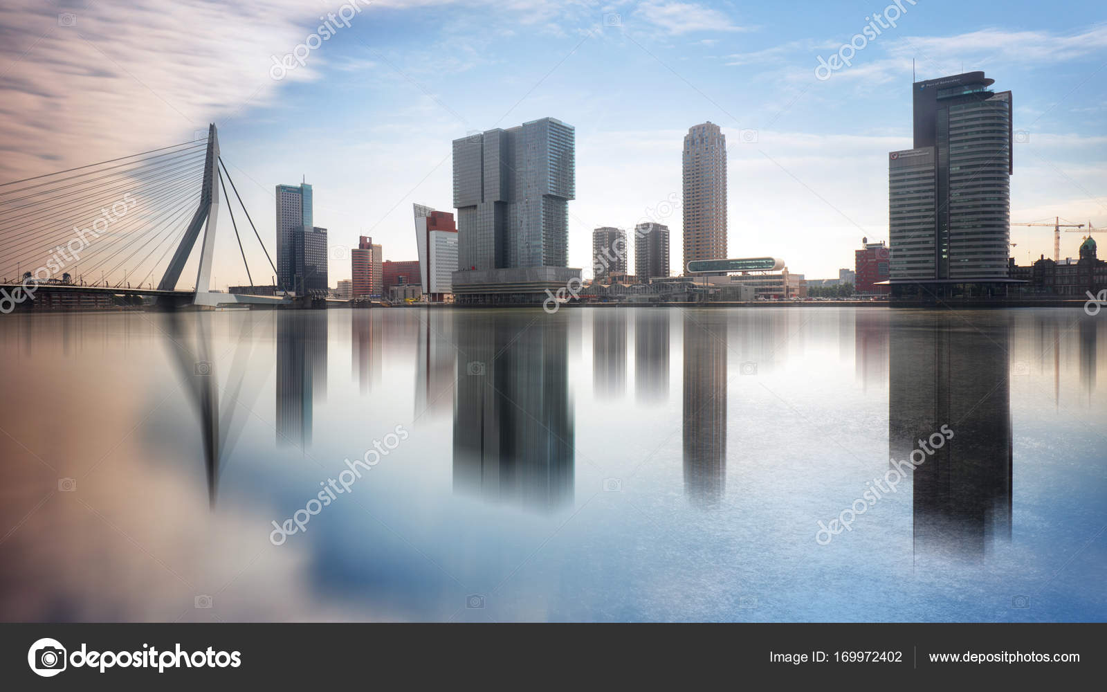Rotterdam Skyline met de Erasmusbrug brug, Nederland. – Redactionele ...